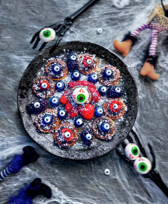 10 Minutes Monster Eye Cookies (using Ritz Cracker)